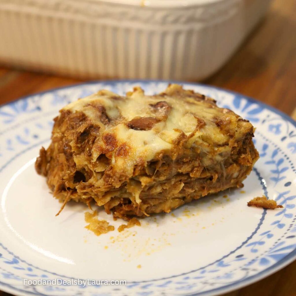 Pastel Azteca de pollo con mole